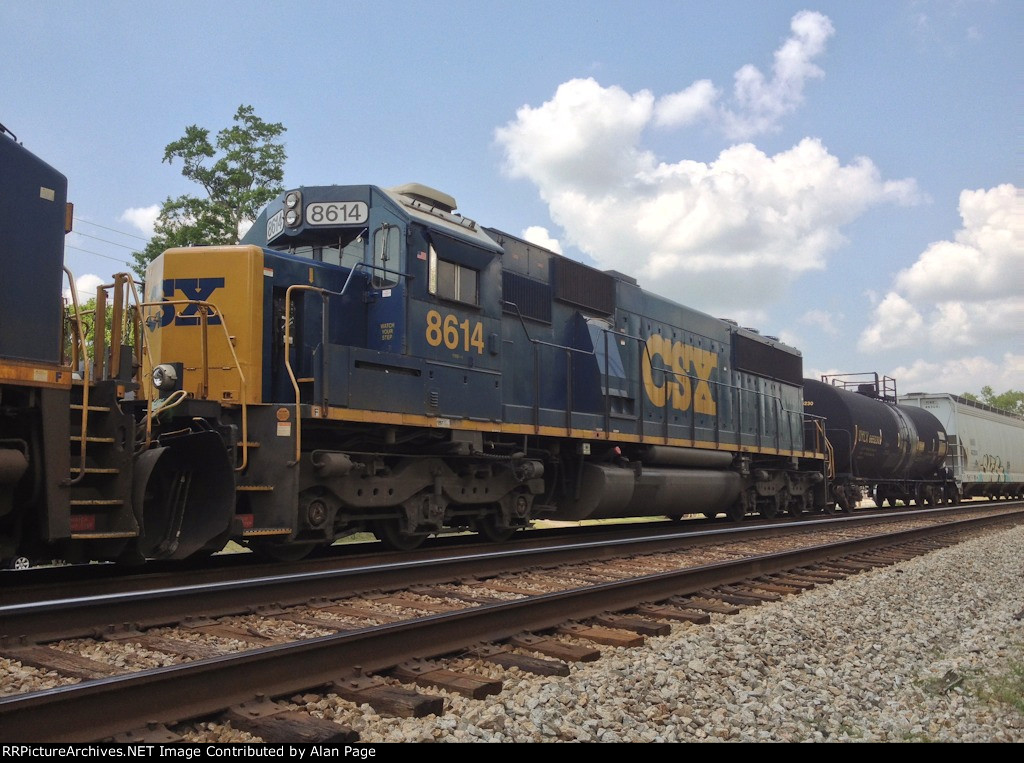 CSX SD50-2 8614 waits for green